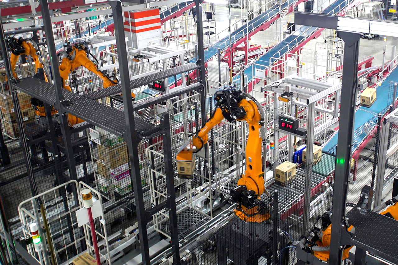 World's first humanless warehouse is run by robots only | Mujin Corp